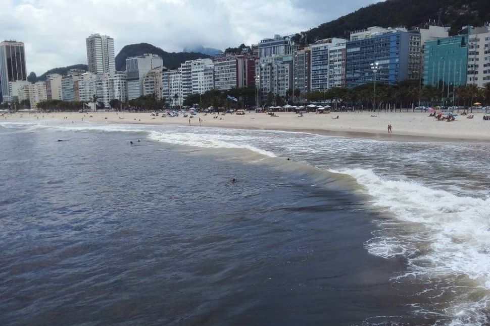 Mar revolto invade calçadão do Leblon, no Rio, e faz Marinha emitir alerta