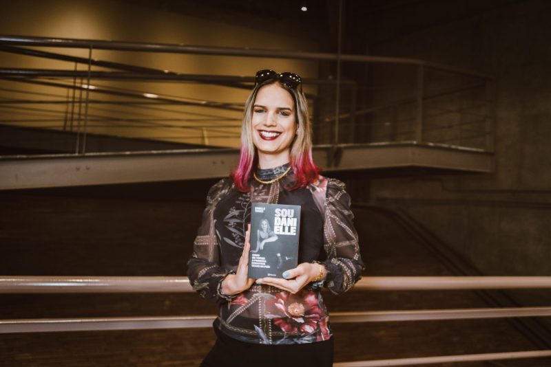 1ª executiva trans do Brasil vira referência e lança livro