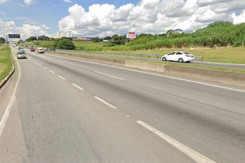 Engavetamento entre sete veículos deixa dois feridos na Dutra em São José Engavetamento entre sete veículos deixa dois feridos na Dutra em São José