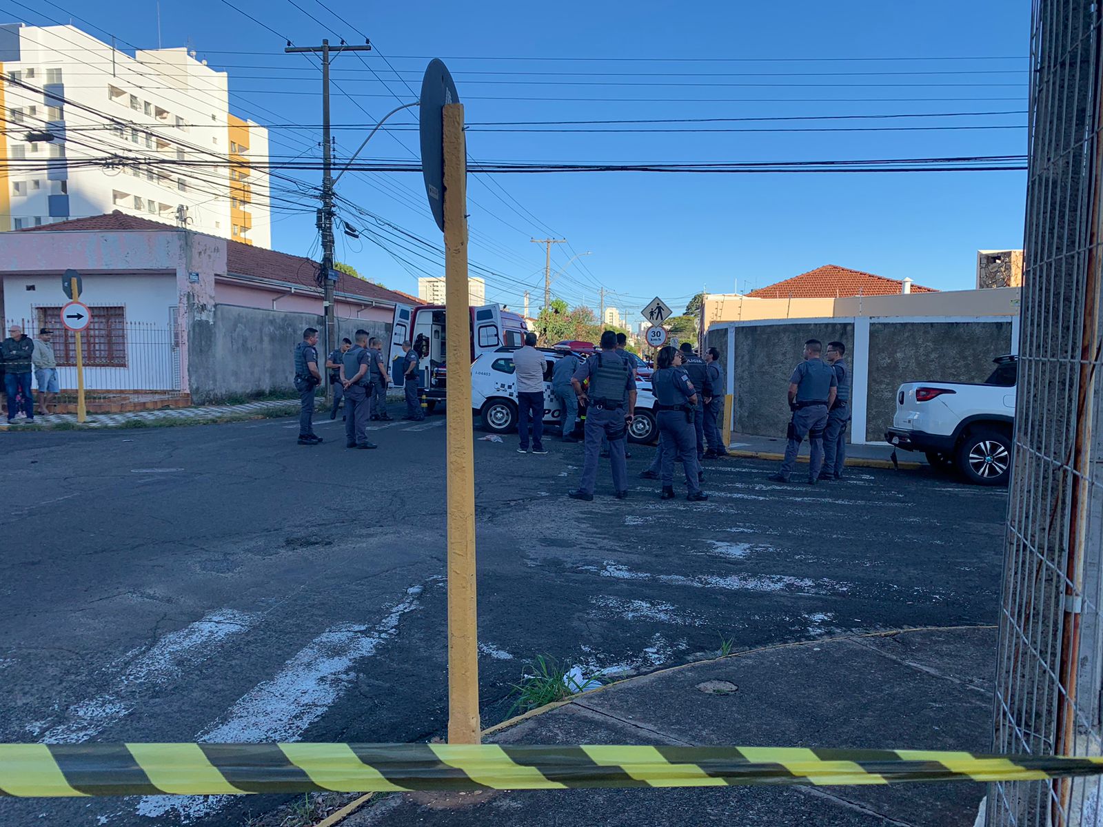 Dois PMs ficam feridos em acidente entre viatura e caminhonete em Bauru