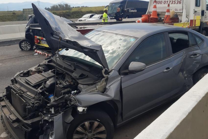 Engavetamento envolvendo caminhão e quatro carros interdita Via Dutra e deixa 3 feridos