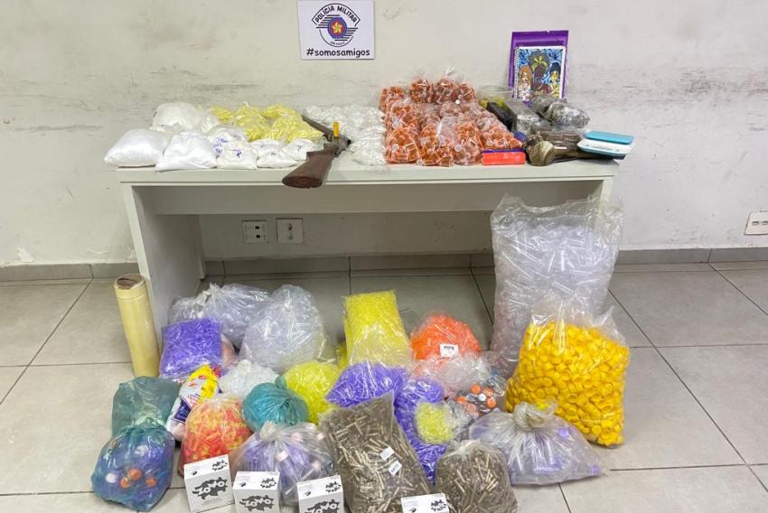 Denúncia de namorado equivocado leva PMs a depósito de drogas; e ela ...