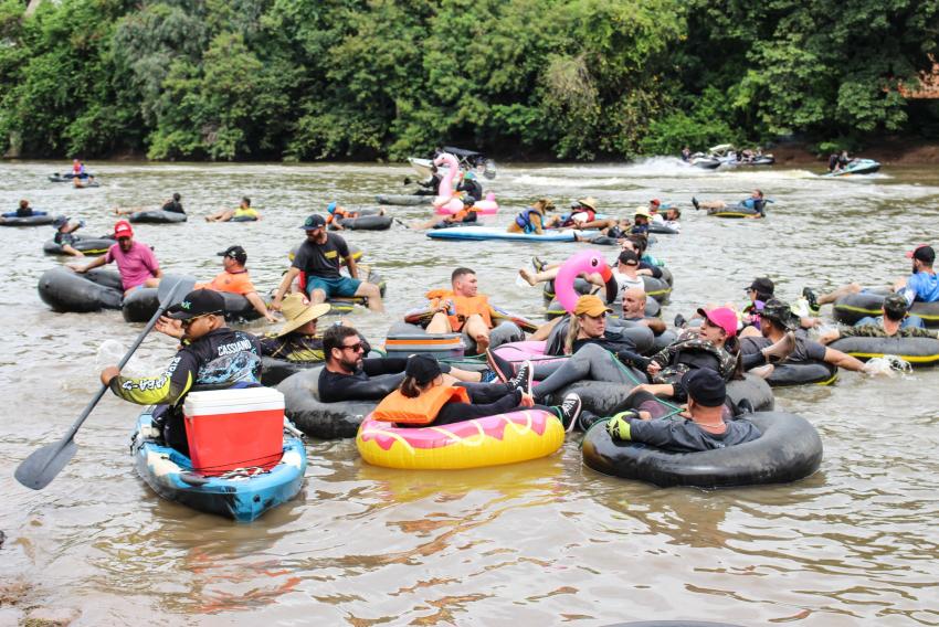 Passeio de boia no Rio Piracicaba atrai turistas de toda a região