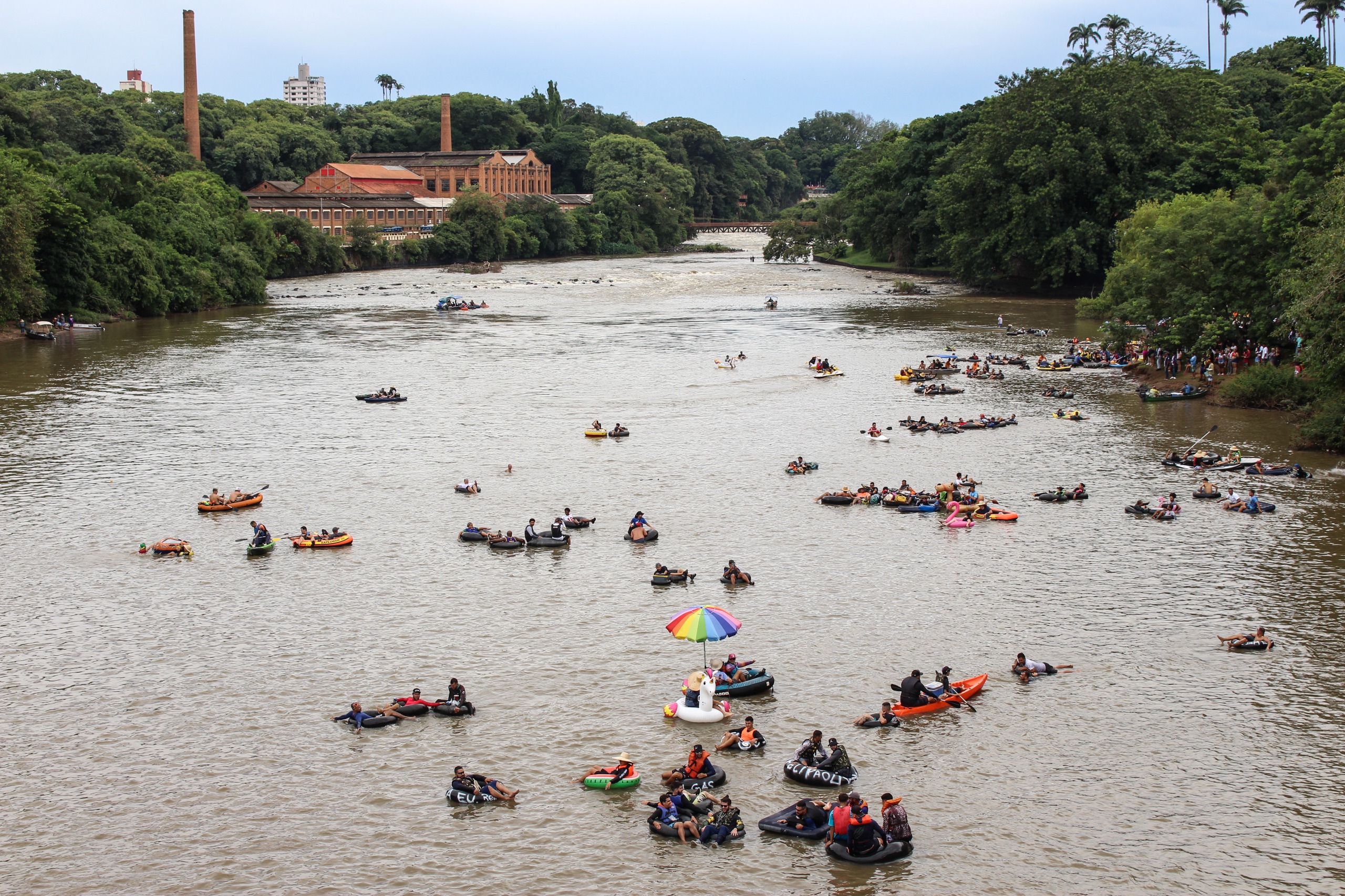 Passeio de boia no Rio Piracicaba atrai turistas de toda a região