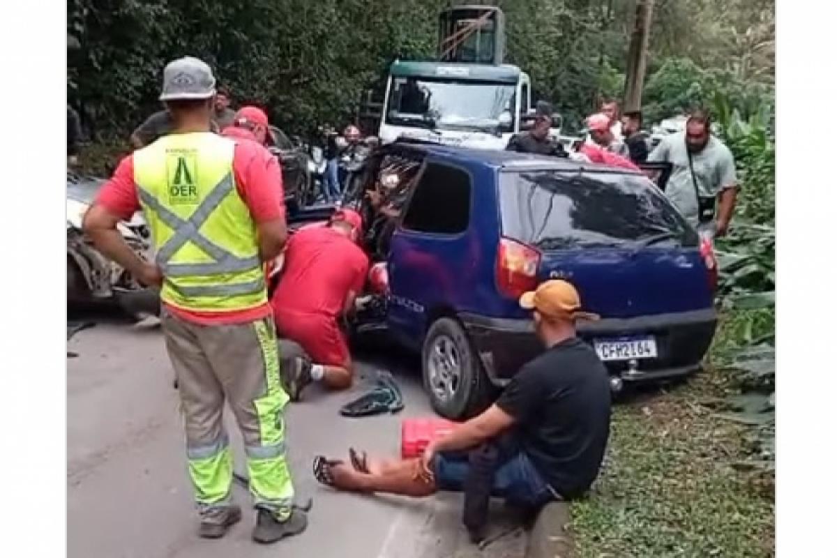 VÍDEO: Acidente deixa vítima presa nas ferragens na SP-55