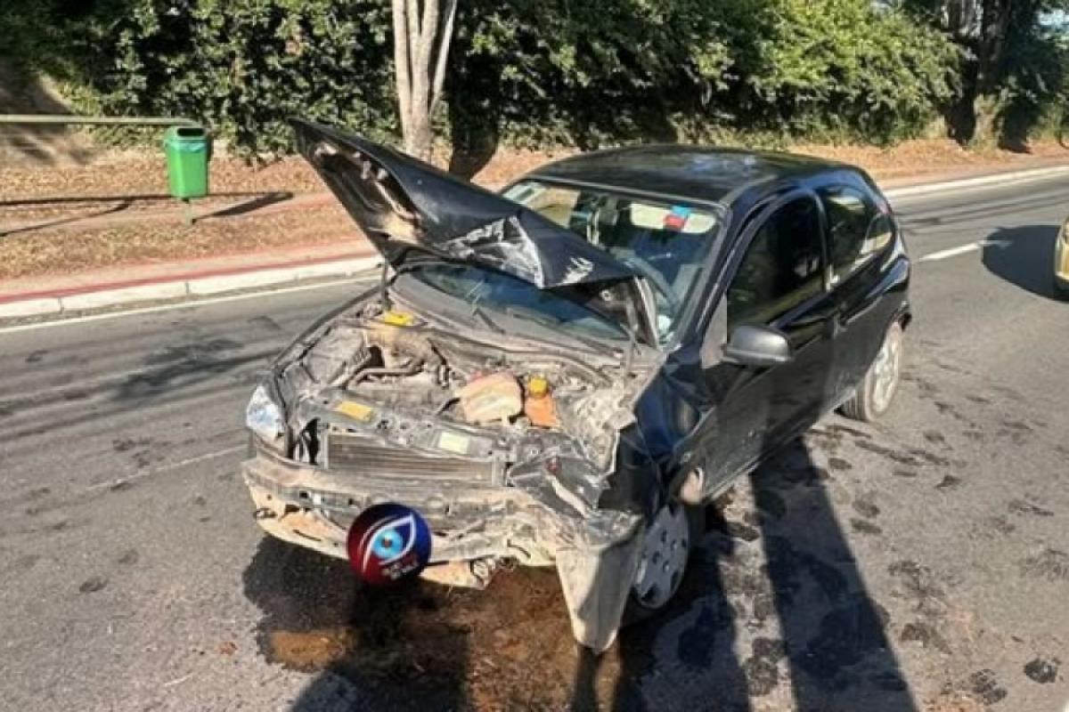 Mulher fica ferida após carro bater em poste em São José