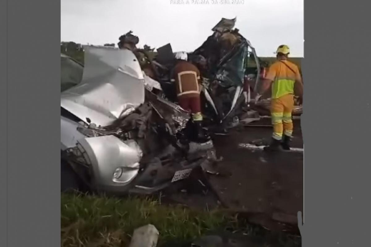 VÍDEO: Equipes vasculham destroços de múltiplo acidente na Dutra