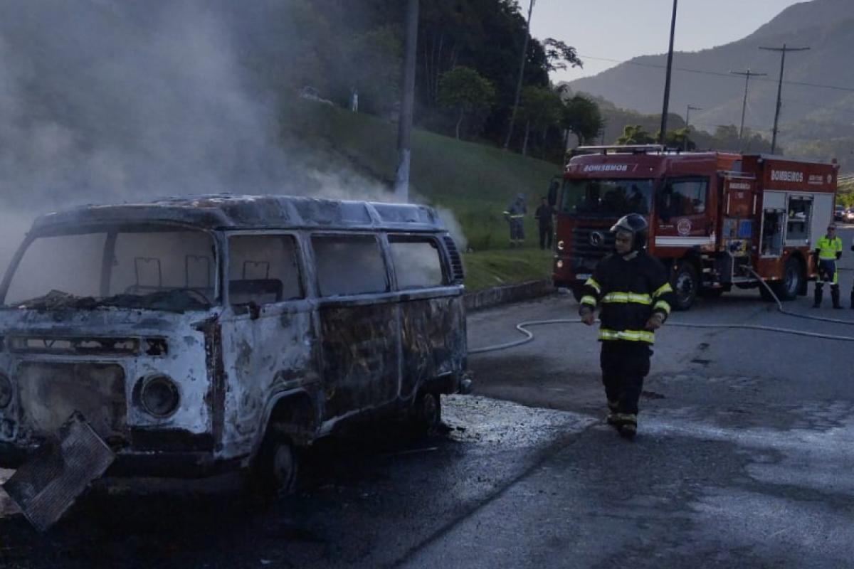 Kombi pega fogo em rodovia da região