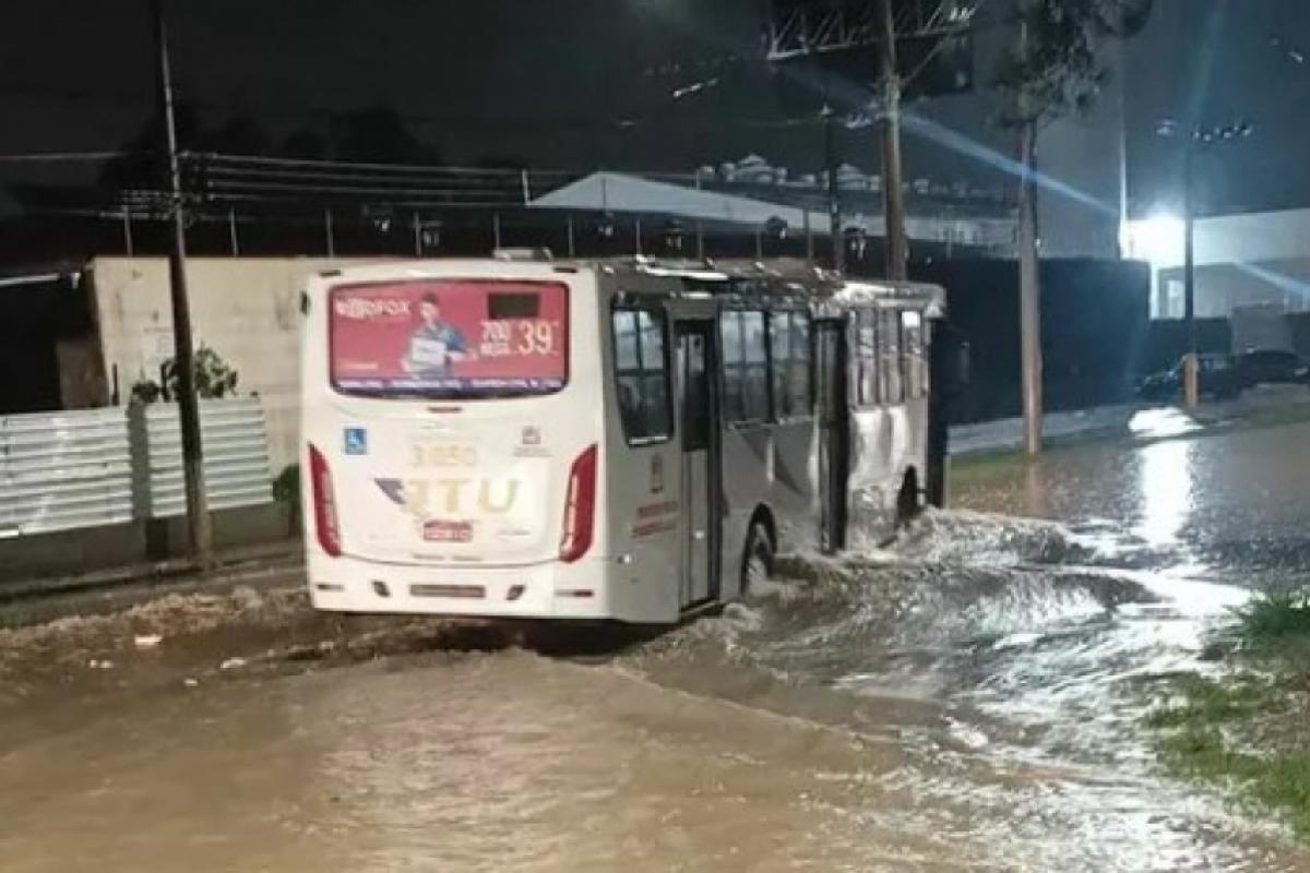 Jacareí tem alerta de chuva severa; rua fica alagada