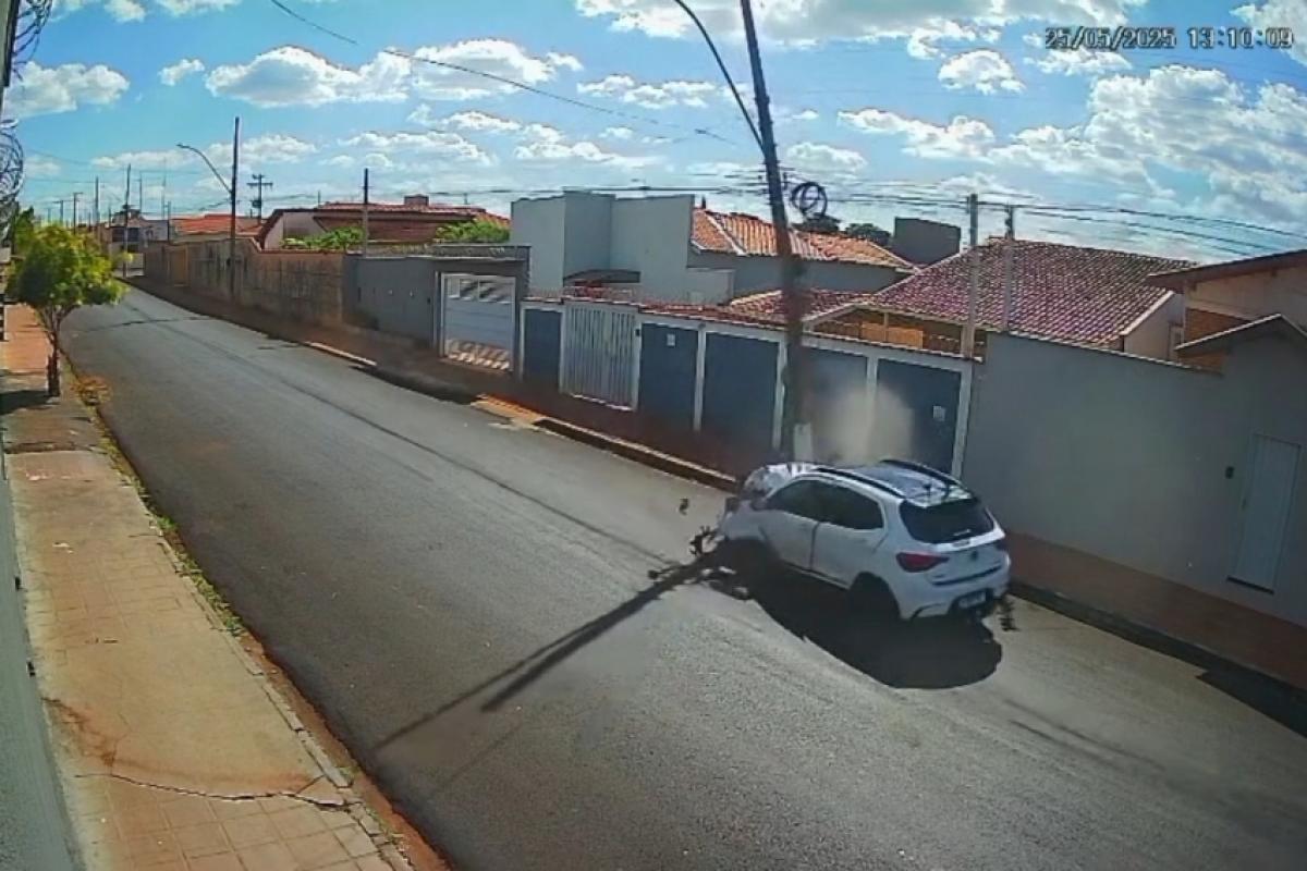 Idoso sofre mal súbito e bate o carro em poste na região; VEJA