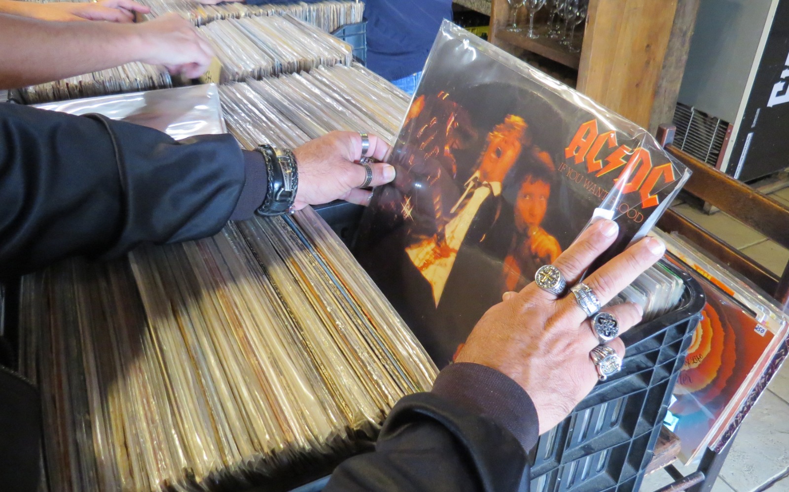 Feira de vinil tem 10 mil títulos para venda ou troca em São José