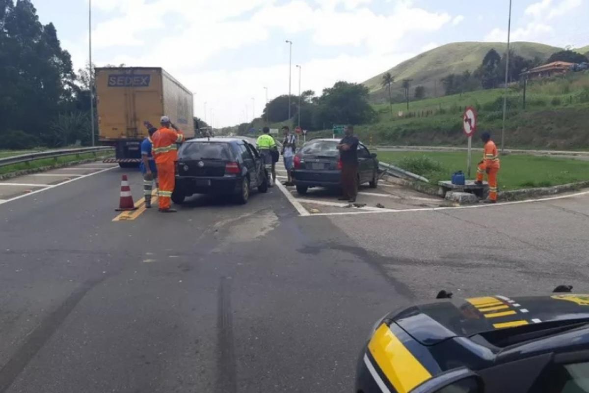 Colisão entre carreta e carro tem dois mortos na BR-393, no RJ
