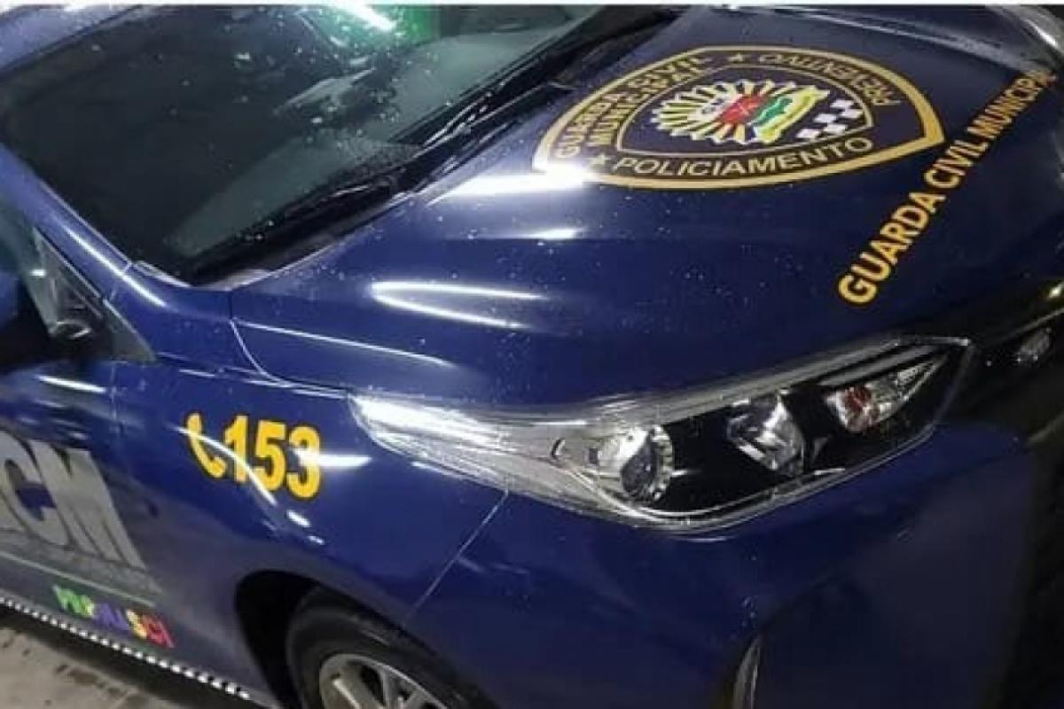 Homem em fuga abandona carro do parente e corre para a multidão