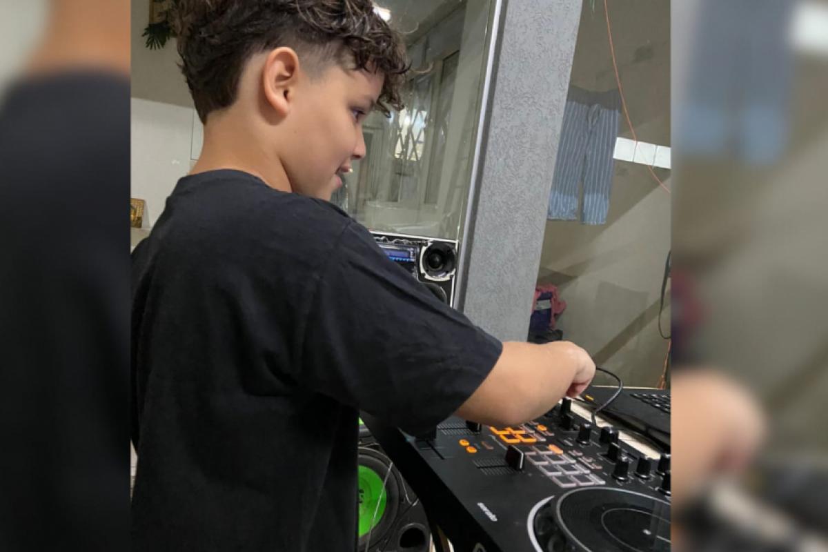 DJ mirim de Franca viraliza ao mostrar talento nas pick-ups