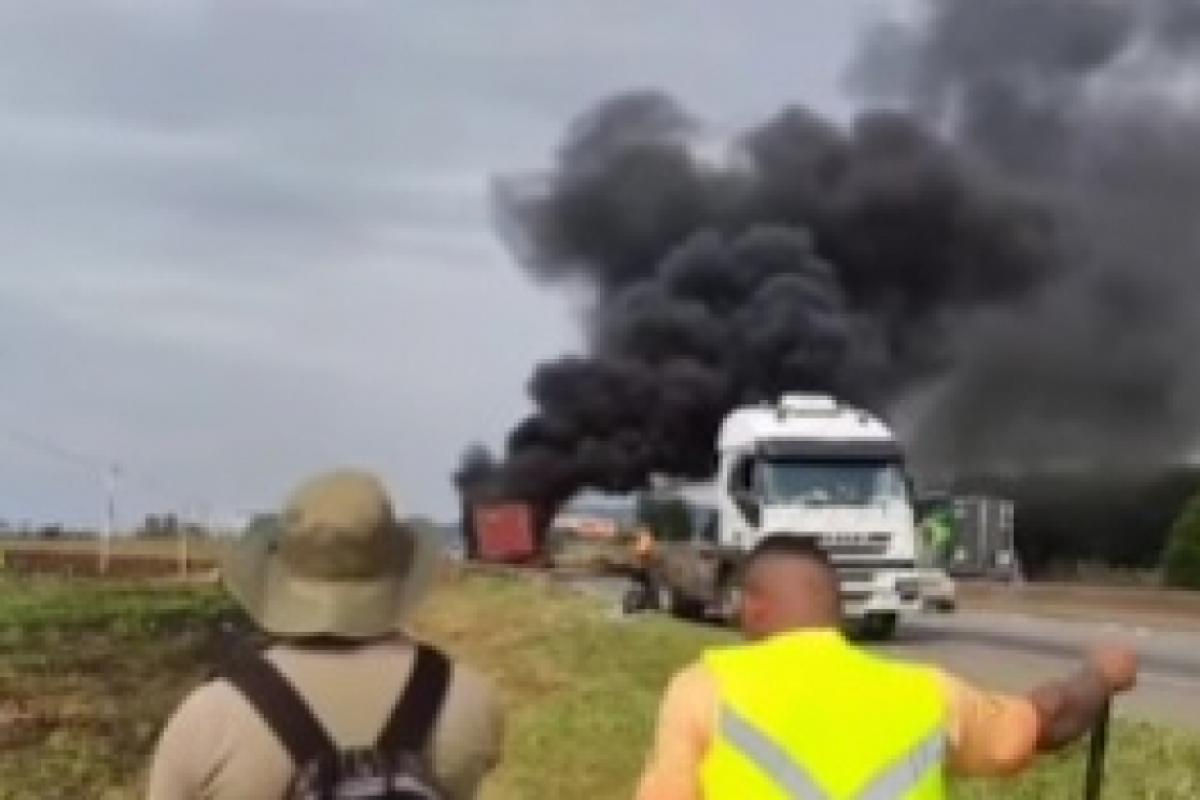 VEJA O VÍDEO: Caminhão pega fogo na Via Dutra, em Roseira
