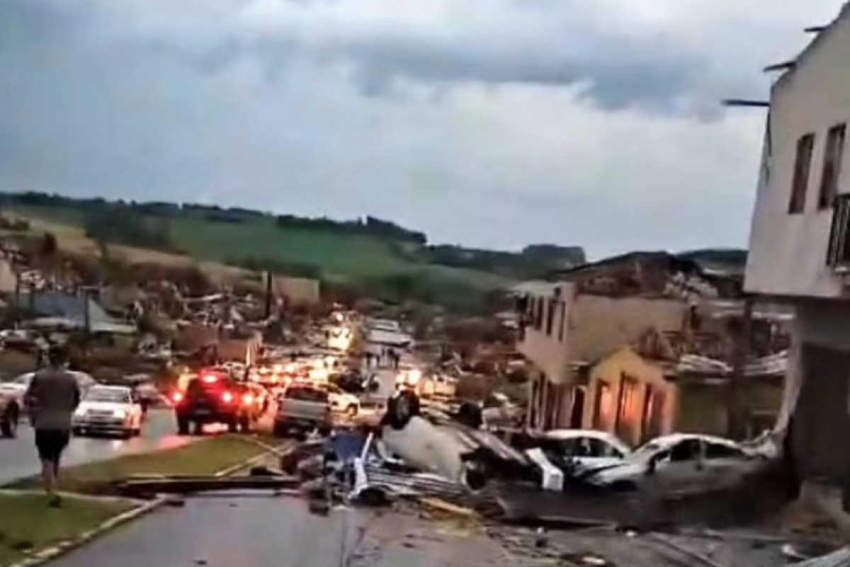 No Paraná, moradores vigiam escombros para não serem furtados
