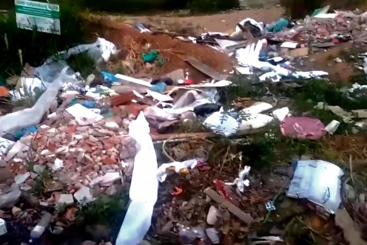 Terreno com lixo atrai ratos e baratas na Vila São Sebastião
