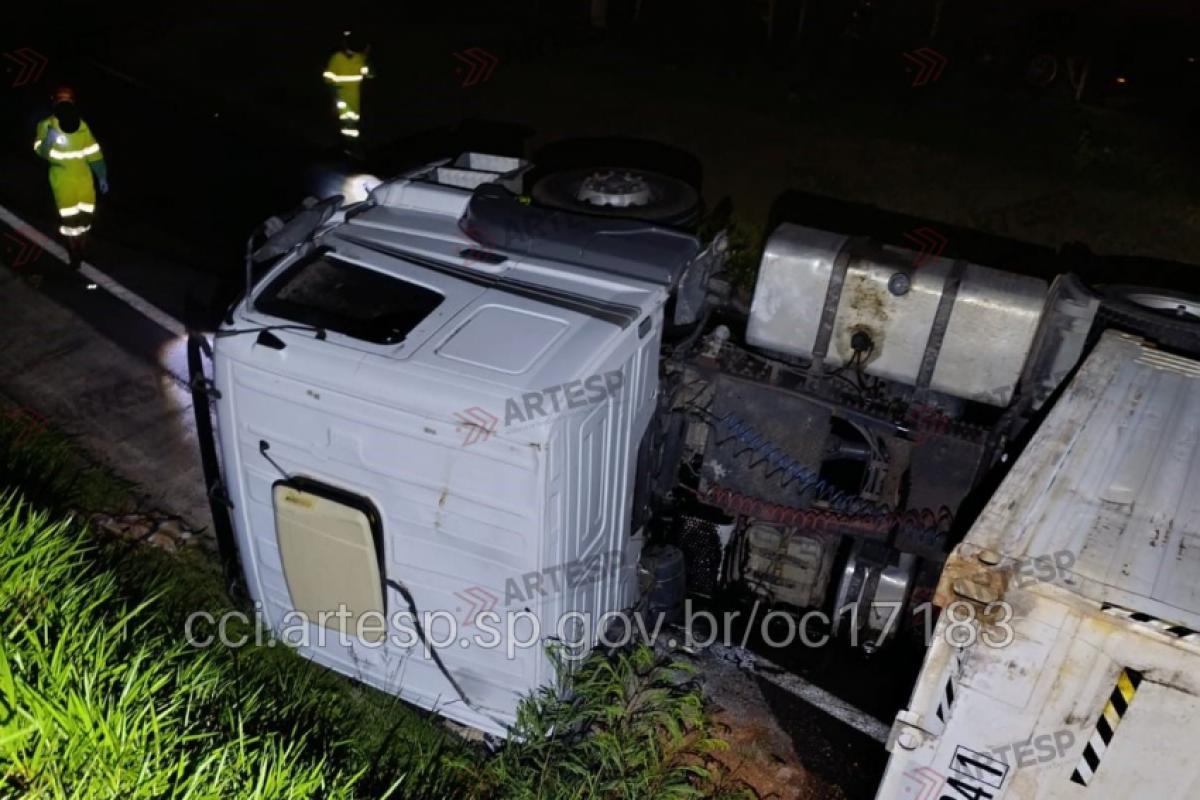 Carreta tomba em alça da Anhanguera e fecha acesso para D. Pedro