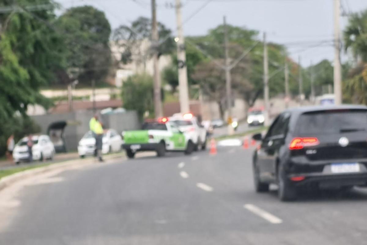 Homem perde controle de moto, bate em poste e morre no Vale