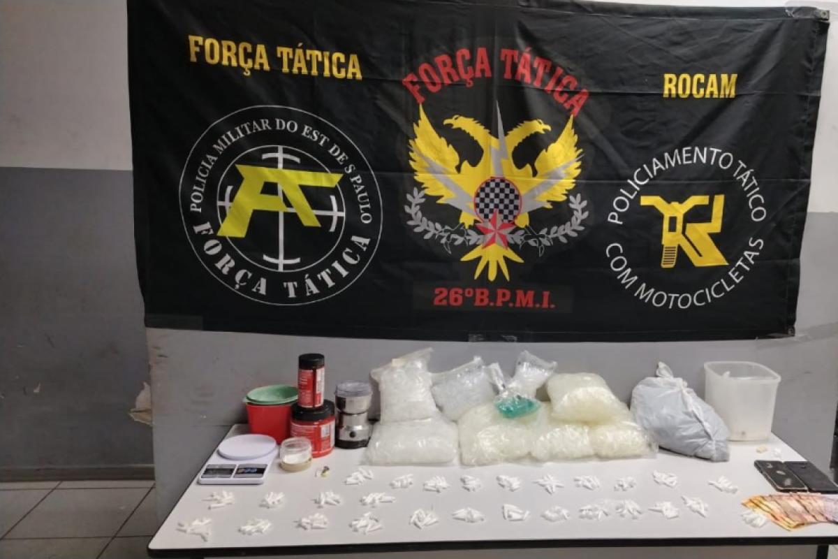PM fecha boca de fumo com 273 pinos de cocaína