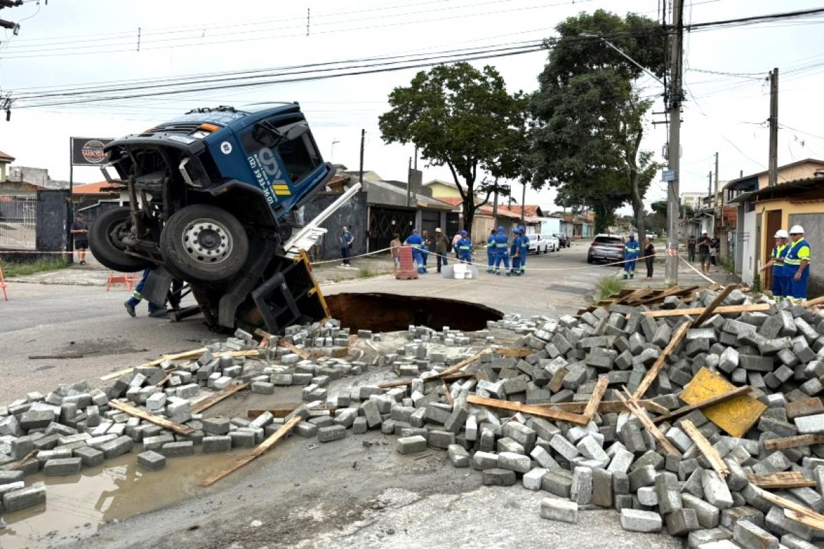 Caminhão engolido pelo asfalto deixa bairros sem água em São José