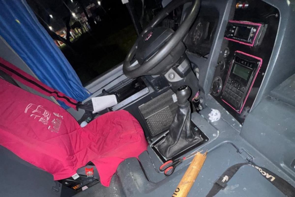 Ladrão quebra vidro e é preso dirigindo ônibus furtado