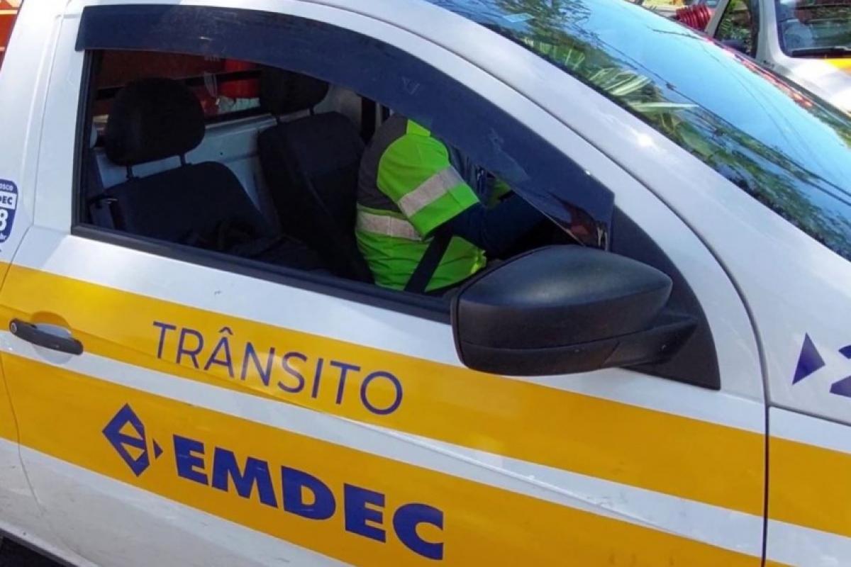 Córrego subterrâneo faz rua afundar e bloqueia Barão de Jaguara
