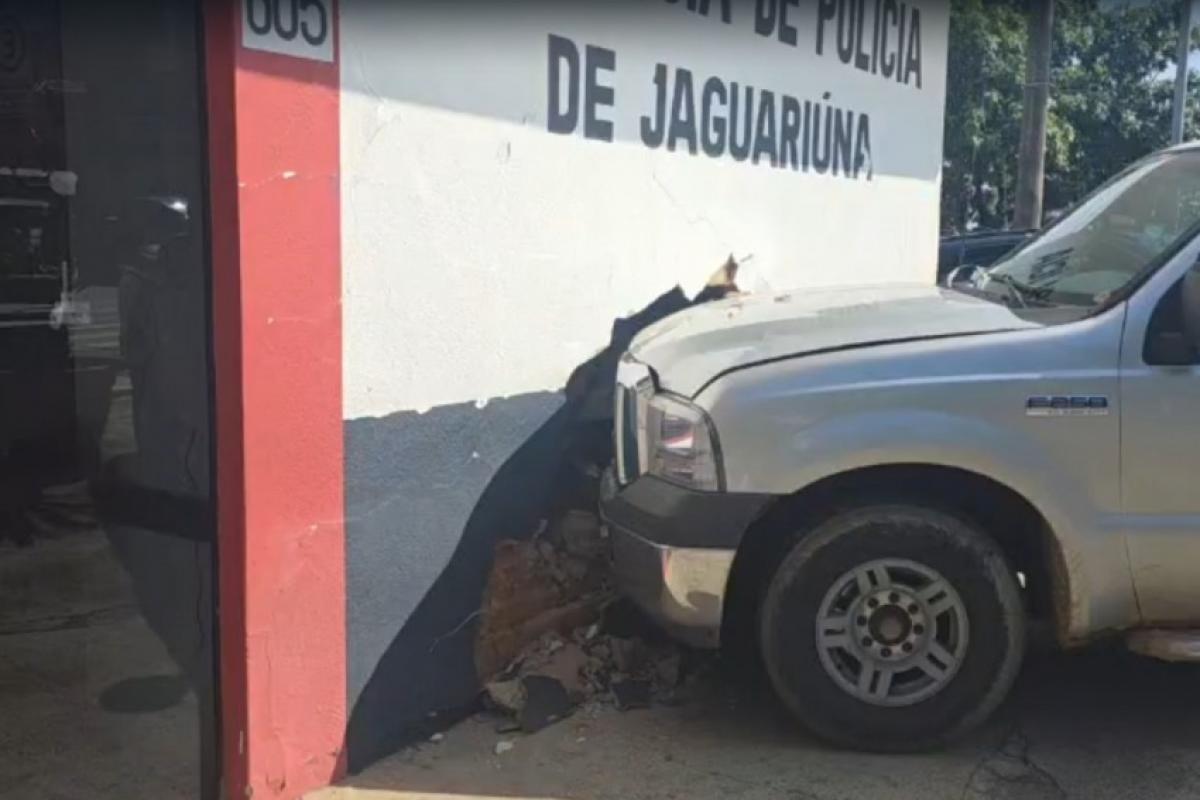 VÍDEO: Caminhonete invade delegacia e fere funcionária
