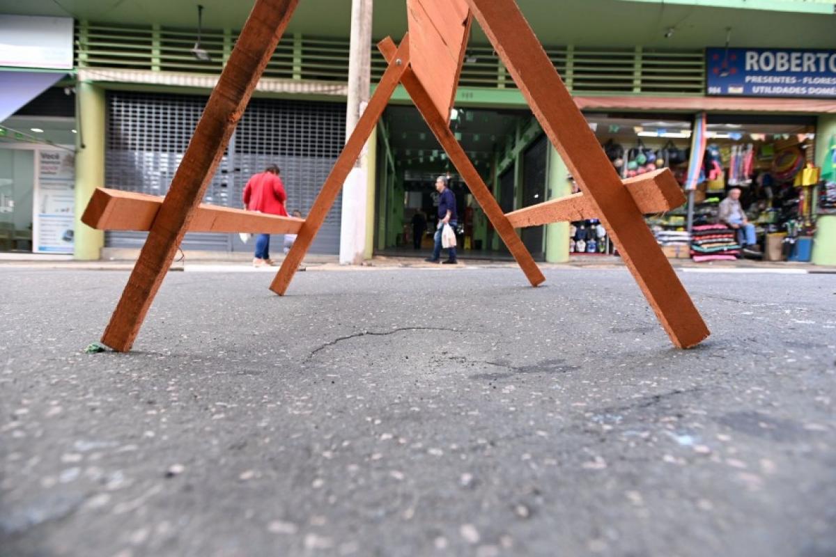 Obra em galeria fecha trecho da Barão de Jaguara